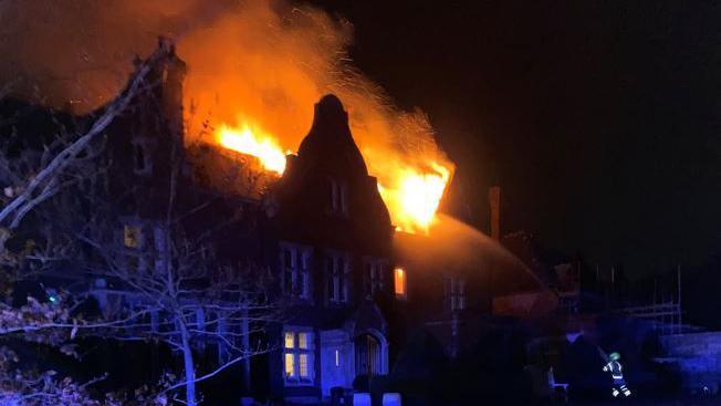 Hunton: Fire devastates historic Grade II listed house - BBC News