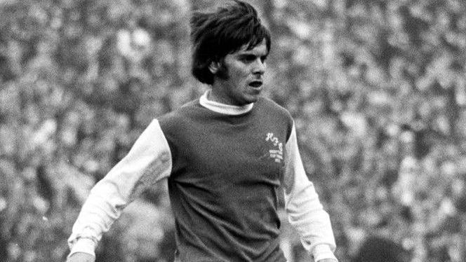 Alex Edwards: Former Hibs winger dies at age 78 - BBC Sport