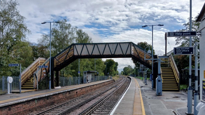 New footbridge plan given go-ahead for Earley rail station - BBC News
