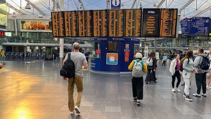 New Birmingham-Manchester rail link planned - BBC News