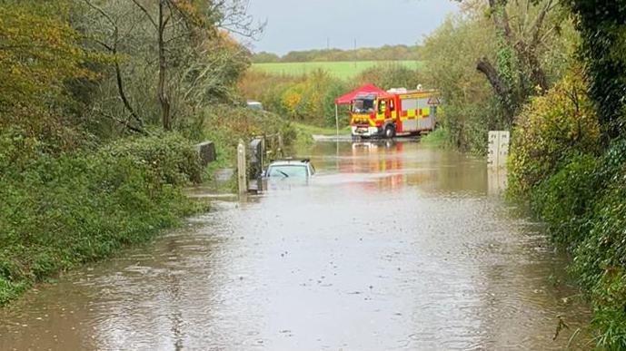 Three pulled from car trapped in storm floods in Hampshire - BBC News