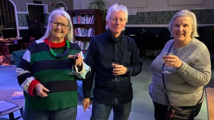 Earlsdon community library parties to celebrate 10-year lease - BBC News