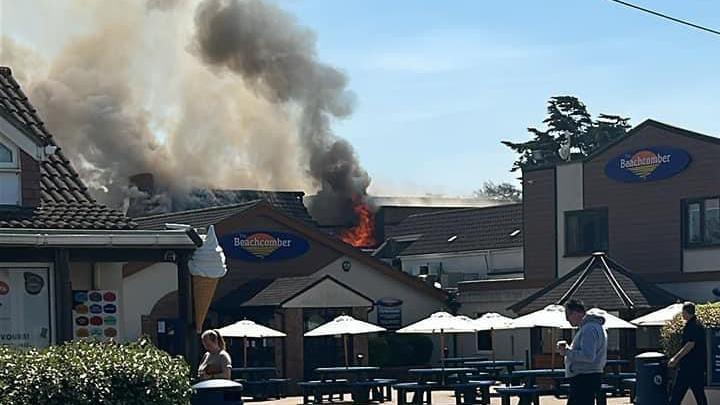 Fire breaks out at Burnham-on-Sea pub - BBC News