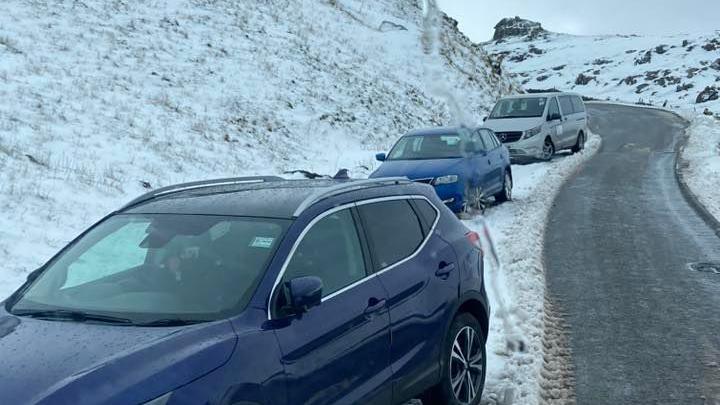Abandoned cars leave Peak District pass near Castleton blocked - BBC News