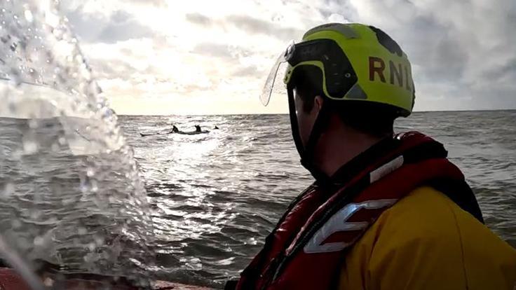 Sussex canoeists thank RNLI crew for rescuing them - BBC News