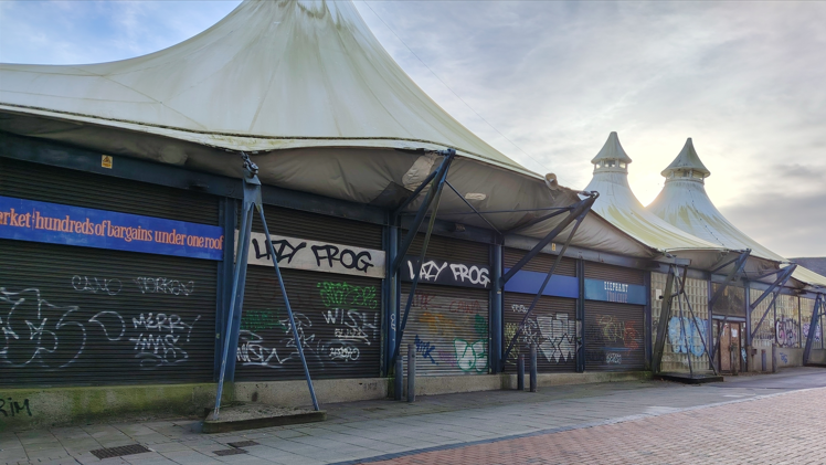 Woman cleans graffiti from 'eyesore' building in Swindon centre - BBC News