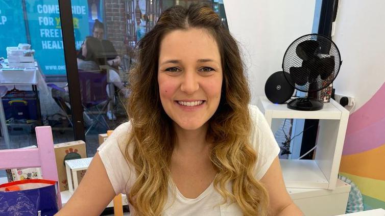 Kent: William Harvey Hospital calls for sewing volunteers - BBC News