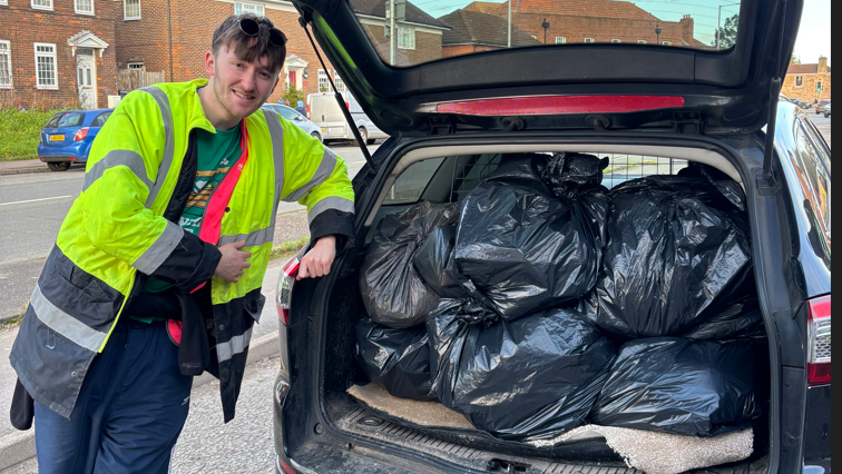 Taunton volunteers come together to clean A38 bus stops - BBC News