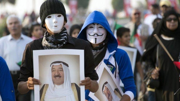 Kuwait former MPs imprisoned for insulting emir - BBC News