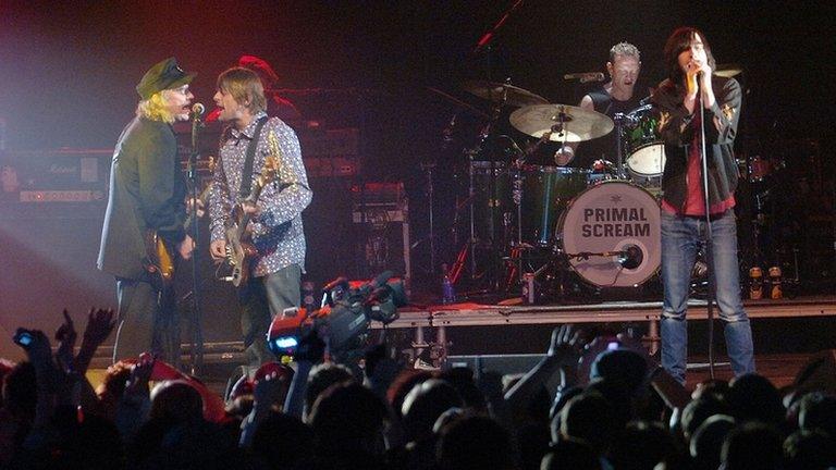 Primal Scream guitarist Robert 'Throb' Young dies - BBC News