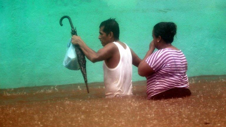 Mexico storms: Hurricane Manuel makes landfall - BBC News