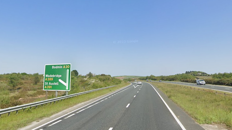 Man, 34, dies after car crash in Cornwall - BBC News