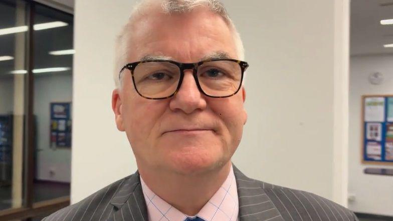 Bedford Borough Council rejects Tory elected mayor's budget - BBC News