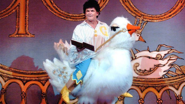 'It's Scotland's Shakespeare' - why the nation loves panto - BBC News