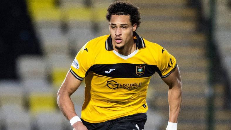Livingston striker Tete Yengi loaned out to Japan - BBC Sport