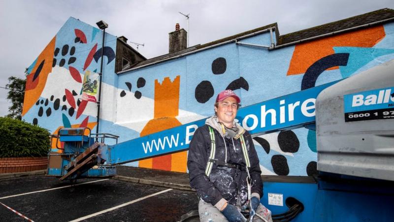 Gerard Butler mural in Bangor proves a hit with movie star - BBC News