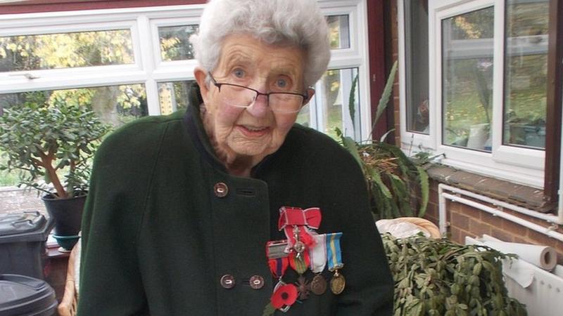 Memorial for World War Two secret courier Nicola Trahan held - BBC News