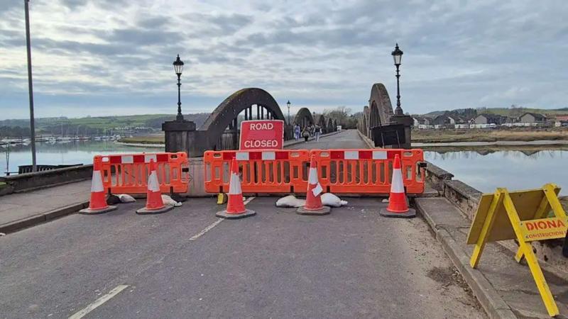 Closed Kirkcudbright bridge fails minimum traffic standards - BBC News