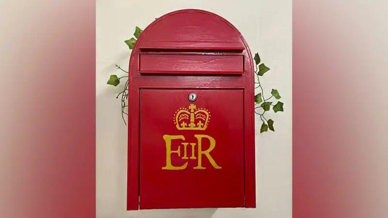 Antarctic scientists receive new post box sent from King Charles - BBC ...