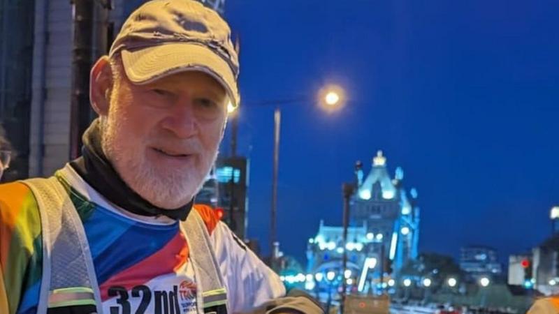 London Marathon runner tastes 25 glasses of wine during race - BBC News
