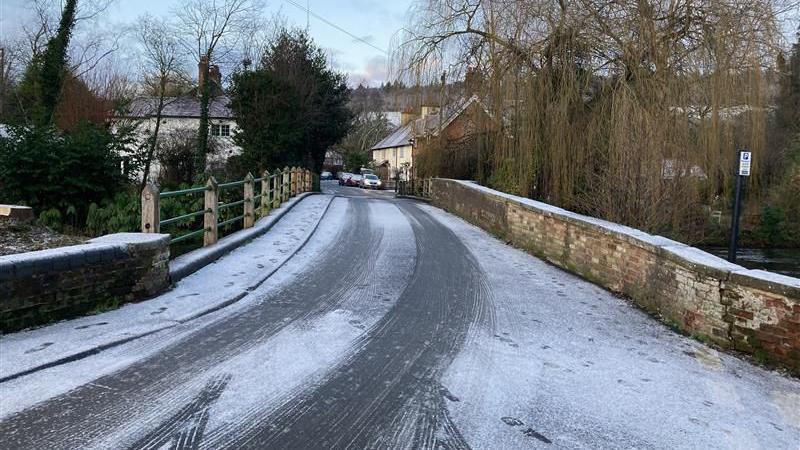 In pictures: Snow falls in parts of Kent - BBC News