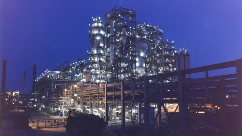 Stanlow oil refinery to build £360m carbon capture plant - BBC News