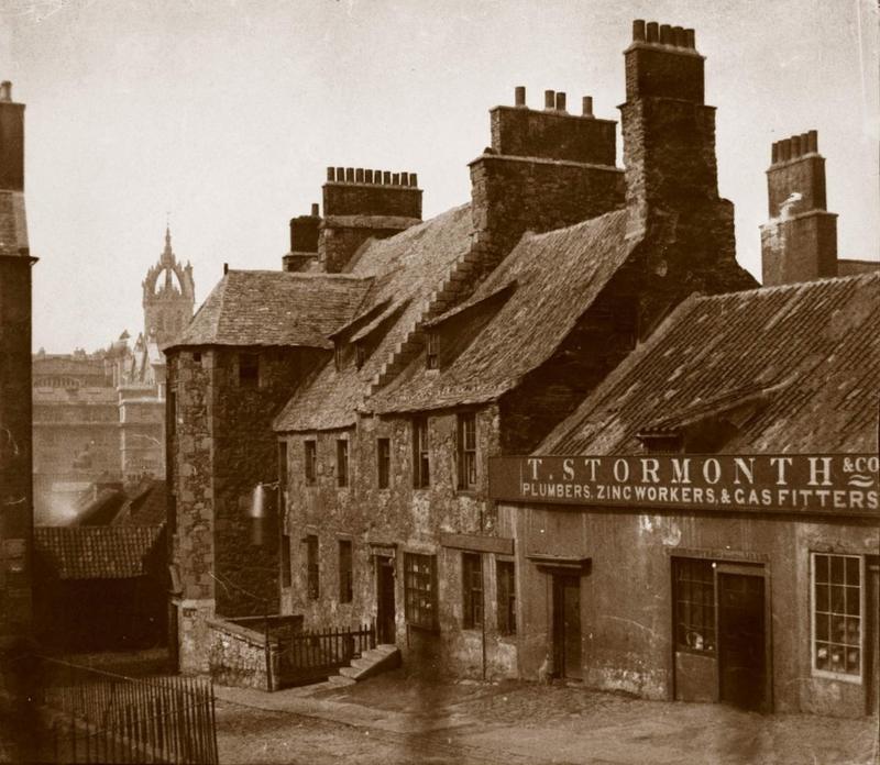 Entrance to forgotten square revealed by huge fire in Edinburgh - BBC News