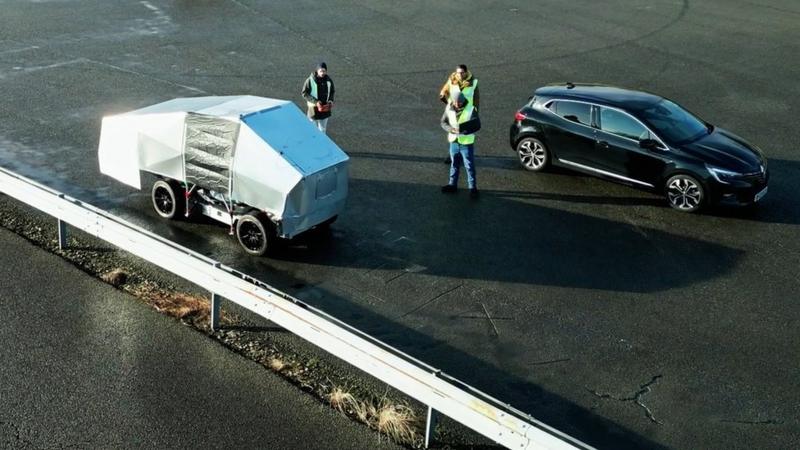 AI robot to identify and fill in potholes in Hertfordshire - BBC News