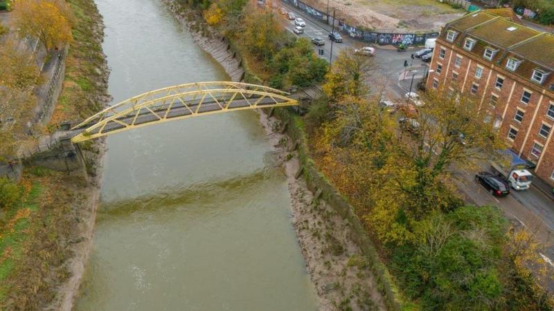 York Road closure extended to reinforce New Cut river banks - BBC News