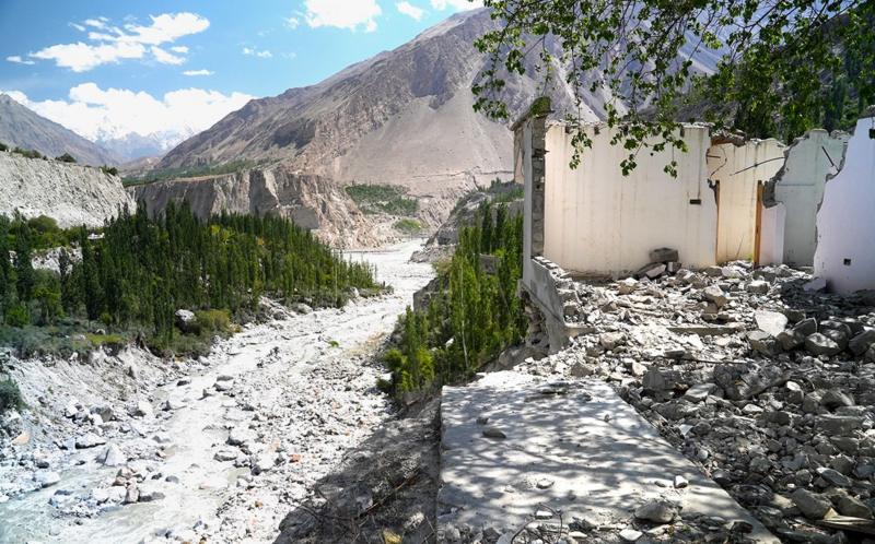How Pakistan's melting glaciers destroy mountain villages - BBC News