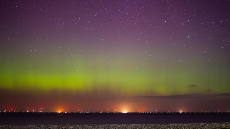 Northern Lights: England's skies glow in aurora spectacle - BBC News