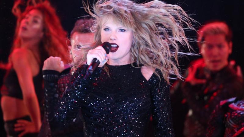 Taylor Swift signs her first record deal with a major label - BBC News