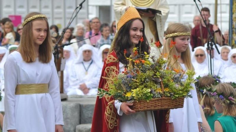 Find out more about the druids and the gorsedd rituals - BBC Cymru Fyw