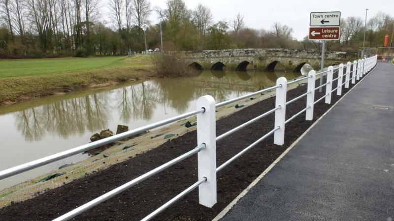 Work to stabilise Sturminster Newton river bank completed - BBC News