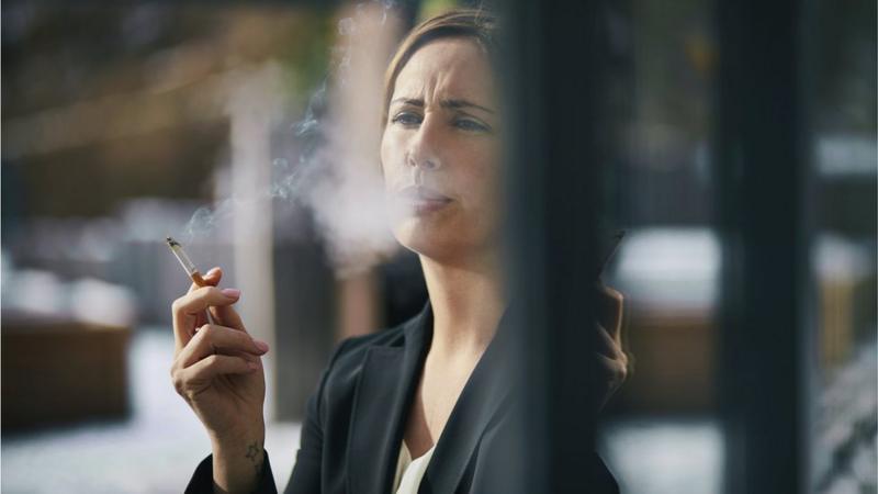 More younger middle-class women smoking, study suggests - BBC News