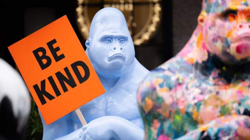 Sculptures of iconic London items unveiled in new art trail - BBC News