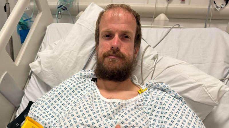 Bowel cancer: London teacher urges people to know the symptoms - BBC News