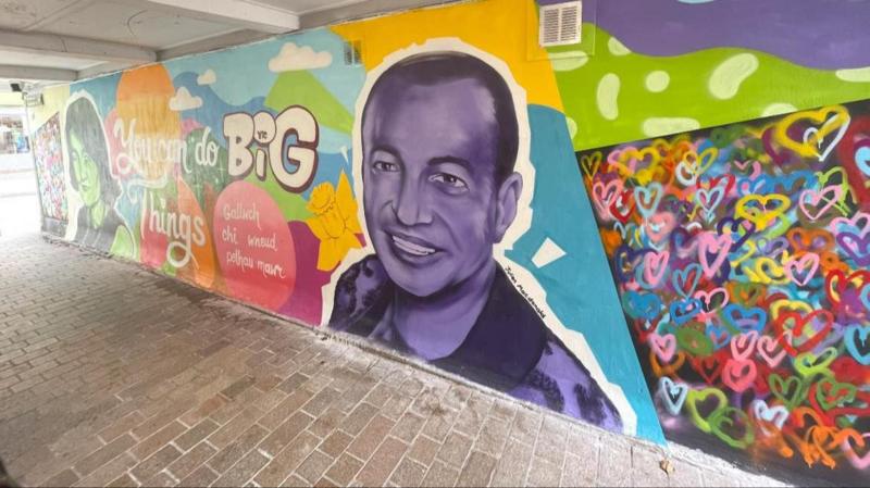 Merthyr Tydfil: Artist restores mural 'used as public toilet' - BBC News