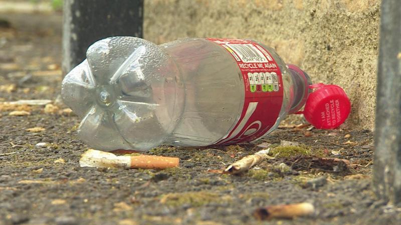 West Oxfordshire council defends four litter fines in decade - BBC News