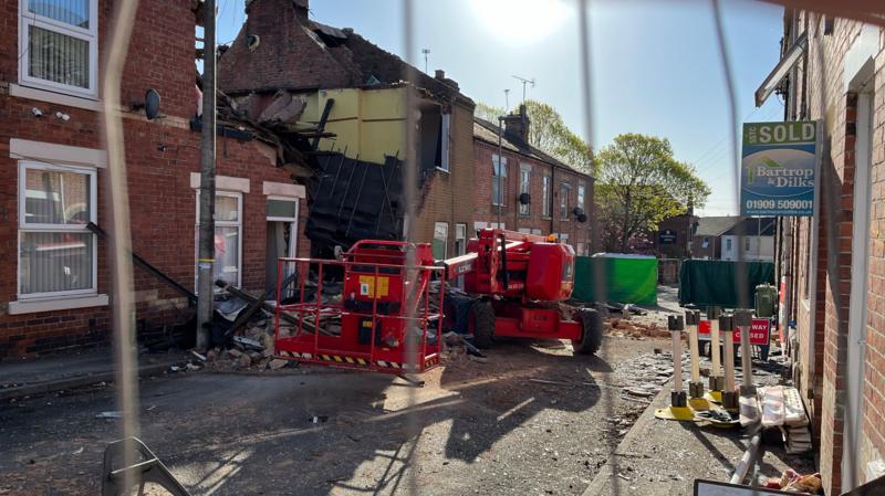 Worksop explosion: Probe continues after man dies in blast - BBC News