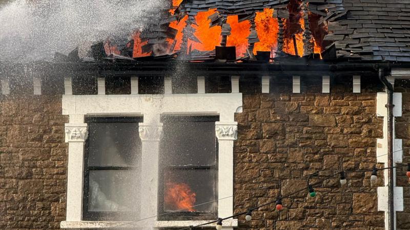 Multiple Hampshire fire crews called to flat fire in Petersfield - BBC News