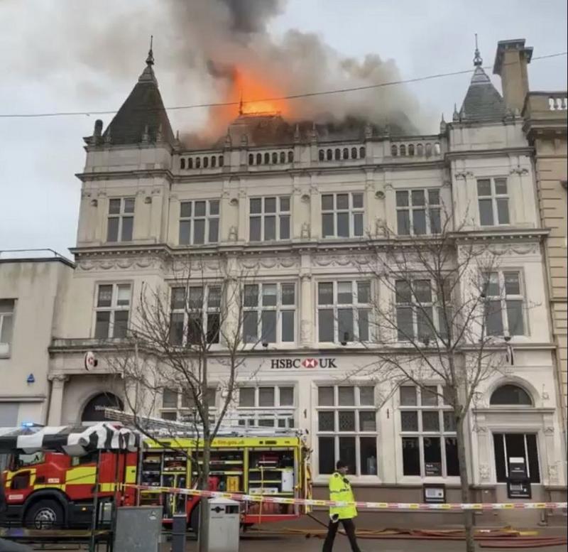 Loughborough: Large fire breaks out at town's HSBC branch - BBC News