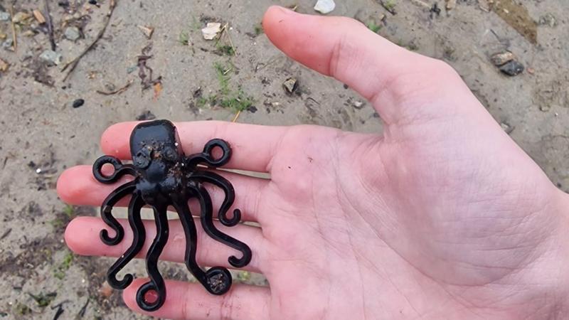 Boy finds rare Lego octopus on Cornwall beach after 1997 spill - BBC News