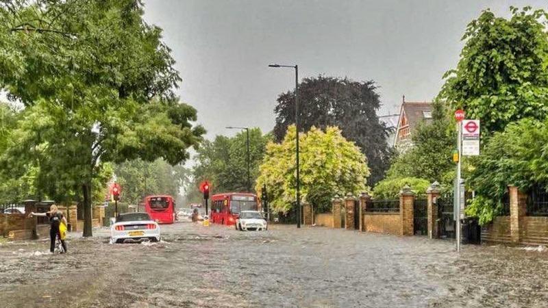 Flash floods cause travel chaos in parts of London - BBC News