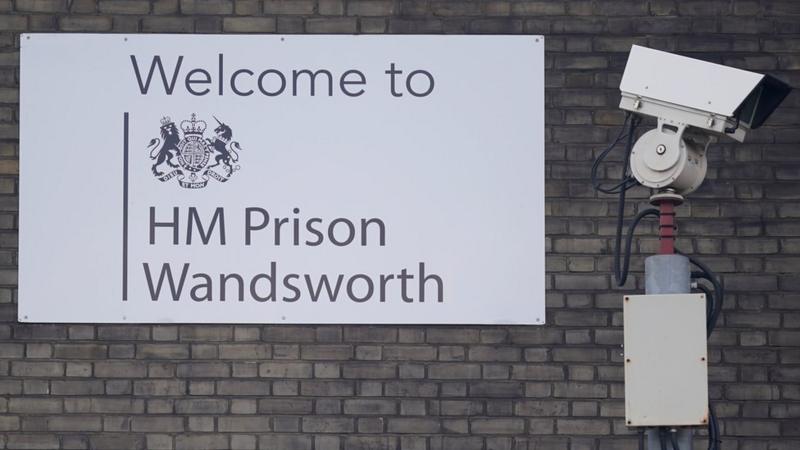 Wandsworth Prison: 'Renewed sense of purpose' after new governor - BBC News
