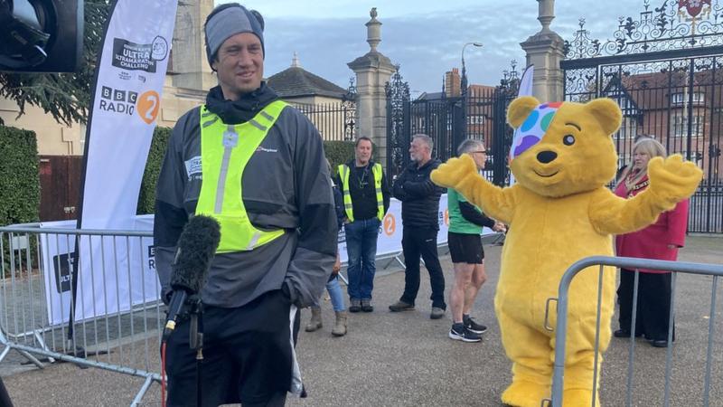 Vernon Kay completes Children in Need ultra marathon - BBC News