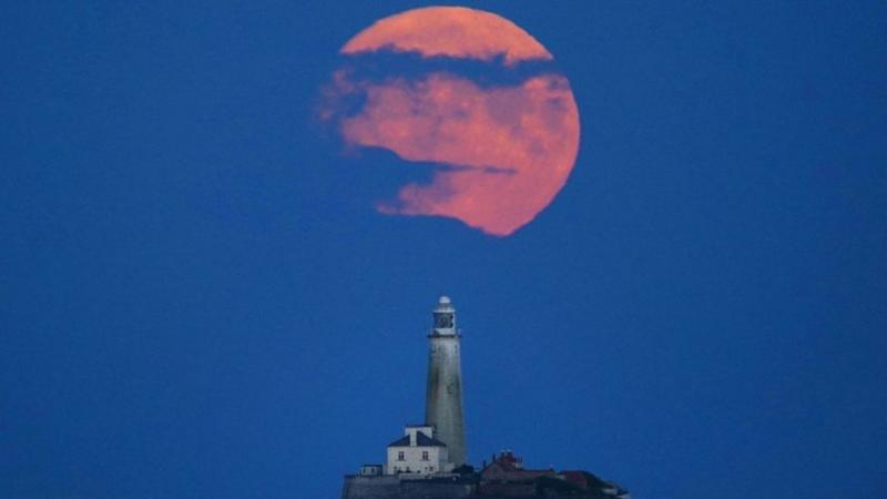 Supermoon: What is it and how can I see it? - BBC News
