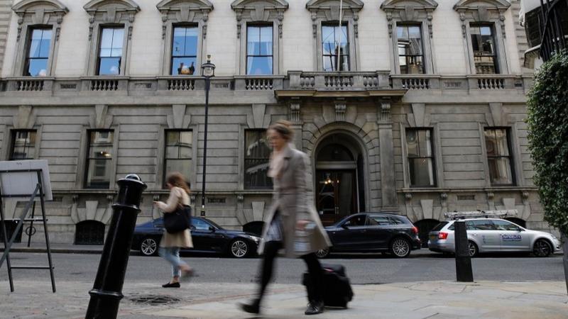 Garrick Club votes to allow female members - BBC News
