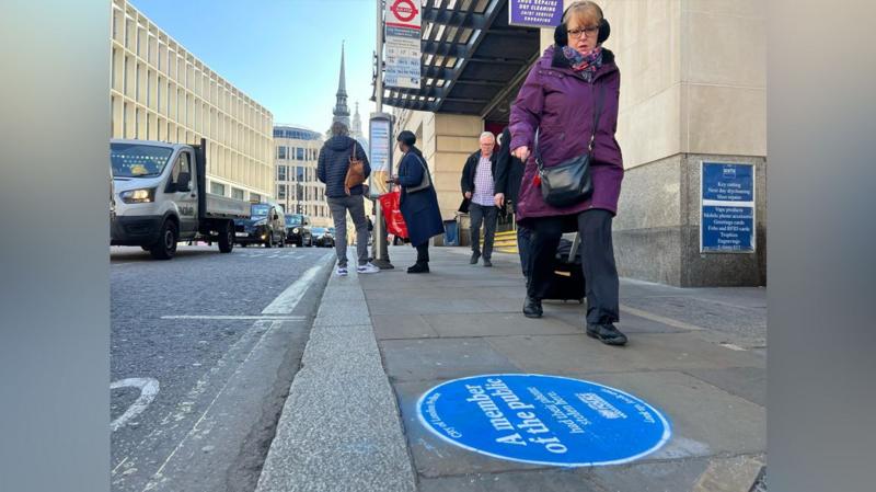 City of London gets 'blue plaques' to mark phone theft hotspots - BBC News