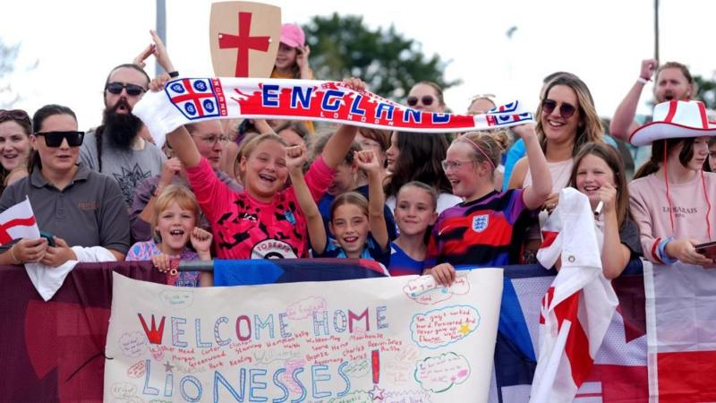 Lionesses welcomed home by jubilant fans after Euro 2025 win - BBC News